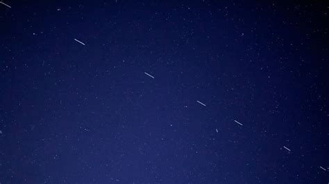 Qué es el extraño tren de luces que aparece en el cielo por la noche y