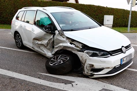 Sachschaden von 40 000 Euro Zwei Verletzte bei Unfall nahe Königsbach