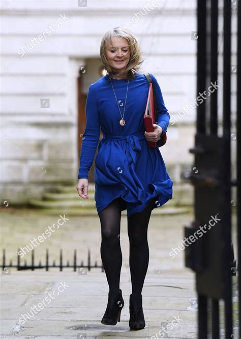 Pin By J On Fashion Fashion For Women Over 40 Celebrities Female