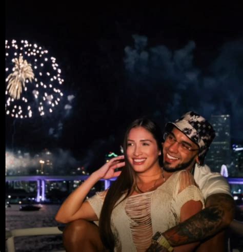 Anuel AA Visita Disney Junto A Su Nueva Novia Su Hijo Y Su Expareja