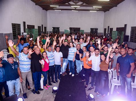 Yandra Moura ouve demandas de moradores do bairro Olaria através do