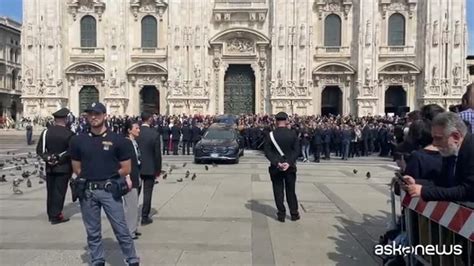 Il Feretro Di Berlusconi Sul Sagrato Dopo L Uscita Dal Duomo Cori E