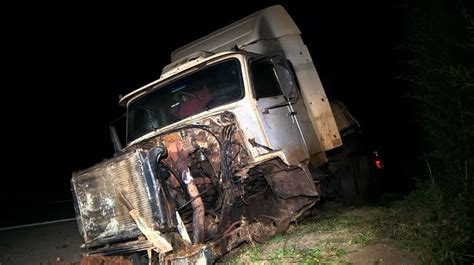 Colisão frontal entre carro e caminhão mata 4 pessoas da mesma família