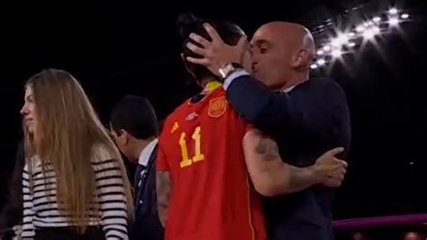 El presidente de la Federación Luis Rubiales besó en la boca a