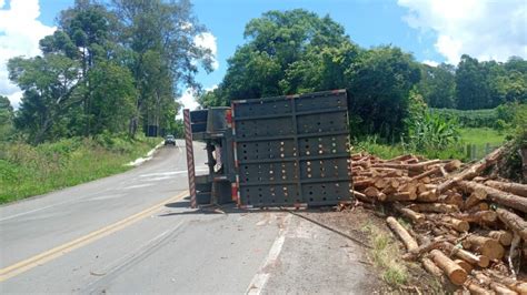 Caminhão carregado de toras tomba na BR 116 em São Marcos Rádio