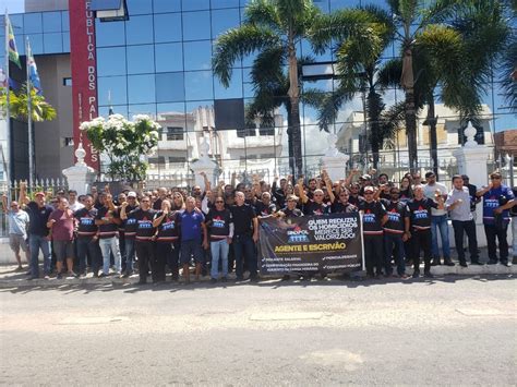 Policiais civis de Alagoas fazem ato em frente ao Palácio do Governo