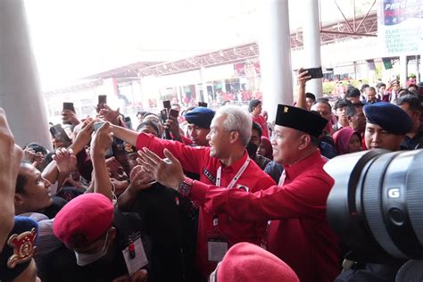 Sambangi Stand UMKM JIExpo Ganjar Pranowo Disambut Antusias Dan