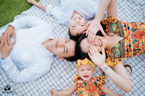 40 Cách Tạo Dáng Khi Chụp Ảnh Gia Đình 4 Người Đẹp Nhất Chia Sẻ Kiến