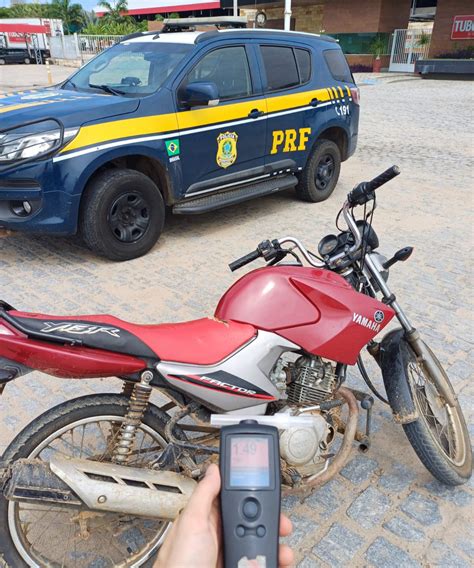 Álcool e direção PRF prende motociclista inabilitado e embriagado em