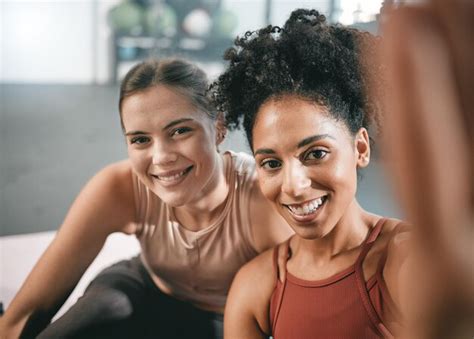 Amis de remise en forme et portrait à la salle de gym pour selfie