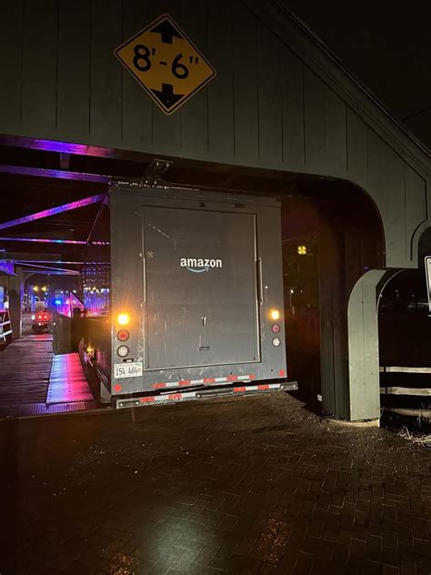 Once Again Truck Stuck Under Long Grove Covered Bridge Cbs Chicago