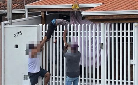 Homem fica preso entre cerca elétrica e portão ao tentar invadir casa