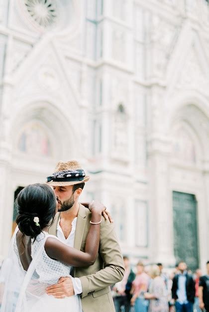 El Novio Besa A La Novia En La Plaza Frente A La Catedral De Santa