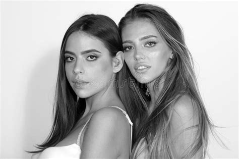 Cara De Mujer De Dos Chicas Sexys Vestidas Retrato De Belleza De