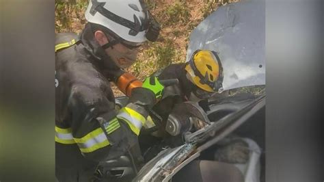 Idoso fica ferido após capotar carro e ficar preso entre as ferragens