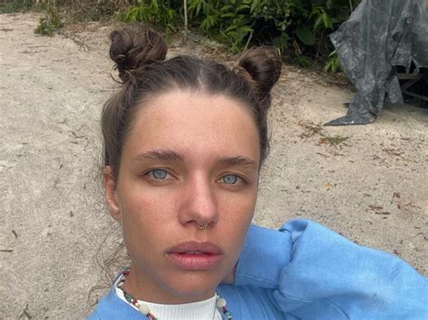 De biquíni Bruna Linzmeyer curte dia de sol no Rio