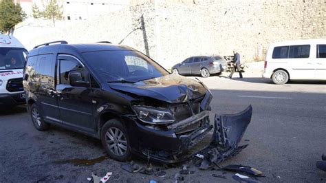 Hafif ticari araçla kafa kafaya çarpışan motorlu kurye yaralandı