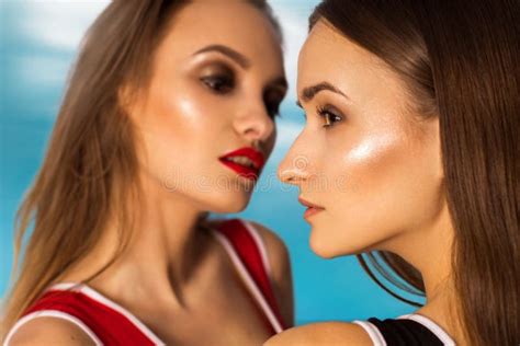 Deux Belles Filles Dans Le Maillot De Bain De Corps Image Stock Image