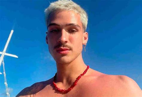 João Guilherme brinca ao postar foto pelado e sem tatuagens
