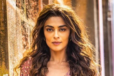 Juliana Paes posa de biquíni e mostra corpão bem dona do pedaço