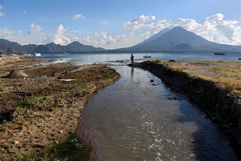 En fotos las amenazas ambientales del lago Atitlán de Guatemala
