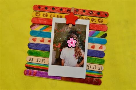 Cadre photo coloré avec des bâtonnets en bois Bricolage Enfant