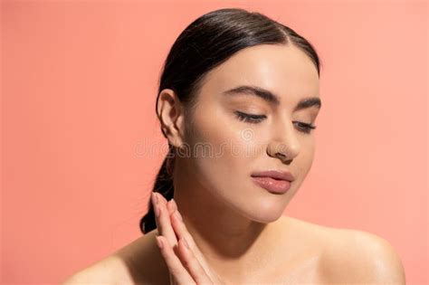Mujer Joven Con Hombros Desnudos Y Imagen De Archivo Imagen De