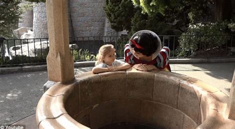Berührendes Familientreffen Ein Kleines Mädchen Tut Einen Wunsch Am Brunnen Und Erwartet Nicht
