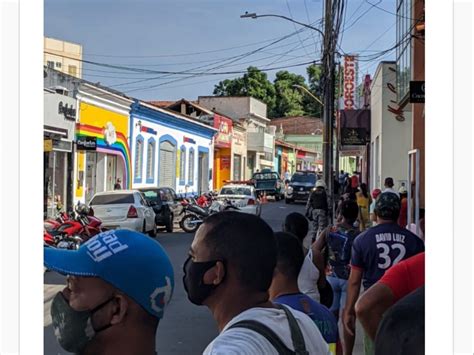 Assaltantes fazem funcionários de reféns durante assalto a loja no