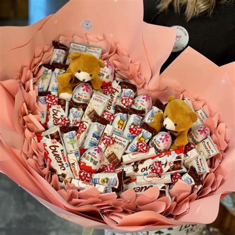 Buket Kinder MIX u obliku srca sa Kinder čokoladama i igračkama