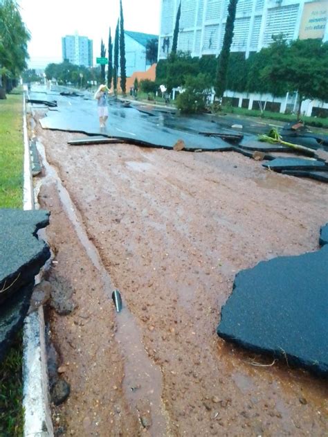 VÍDEOS AVENIDAS NÁUTICAS EM UBERLANDIA forte chuva atinge