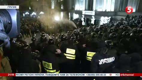 ПРОТЕСТИ В ГРУЗІЇ Людей розганяють водометами і сльозогінним газом