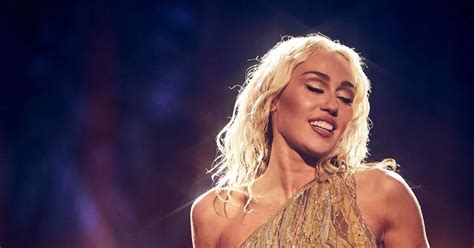 Miley Cyrus Strips Completely Bare As She Soaks Herself In Saucy Naked Shower Video Trendradars
