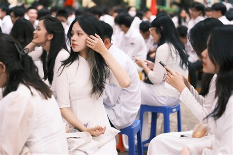 Dàn nữ sinh trong lễ khai giảng chỉ diện áo dài trắng là ai cũng xinh