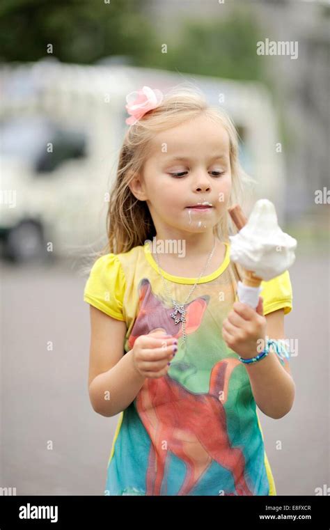 En Train De Mangers Glaces Banque De Photographies Et Dimages Haute