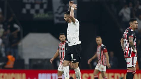 Renato Augusto marca dois Corinthians vence São Paulo e abre vantagem
