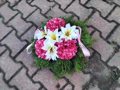 Wiązanka wiązanki na groby kompozycje stroiki na cmentarz wieńce