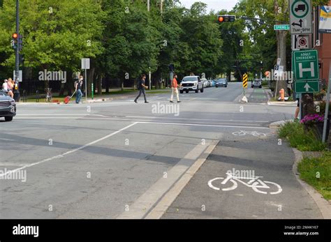 Piste cyclable protégée et unidirectionnelle le long de la rue South