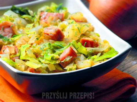 Młoda kapusta z kiełbasą i koperkiem przepis PrzyslijPrzepis pl