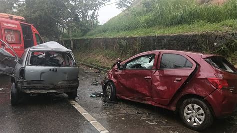 Acidente entre dois carros deixa um morto e três feridos na Rio Santos