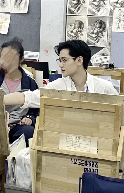 Thầy giáo đẹp trai như minh tinh đi dạy phụ huynh vừa nhìn thấy đã ùn