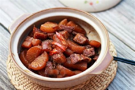 Cách làm món thịt heo kho củ cải trắng ngon cho bữa ăn thêm hấp dẫn