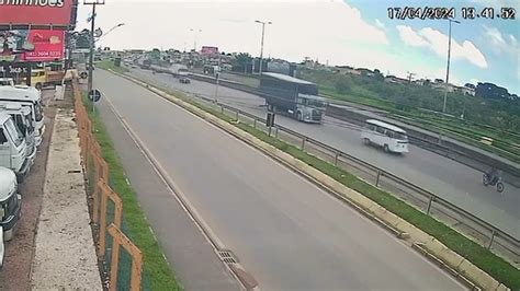 Ciclista escapa por pouco de acidente caminhão na BR 116 Vídeo