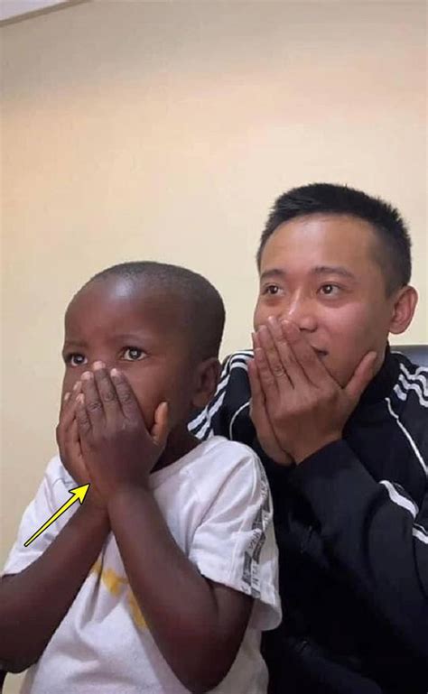 Quang Linh Vlogs xin vía cậu bé Lôi Con Châu Phi để được Hoa hậu thơm