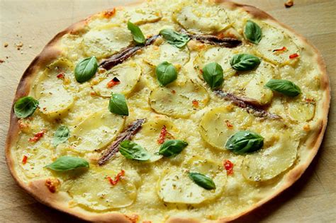 Pizza z ziemniakami anchois i bazylią Facet i Kuchnia