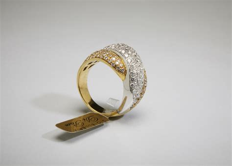 Anello a fascia intrecciata in oro bianco e giallo 750 1000 con pavè di