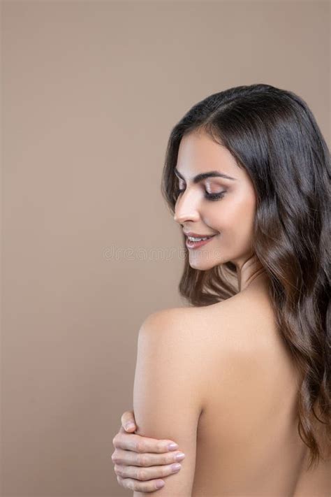 Femme Debout Avec Son Dos Et Tournant La T Te Image Stock Image Du