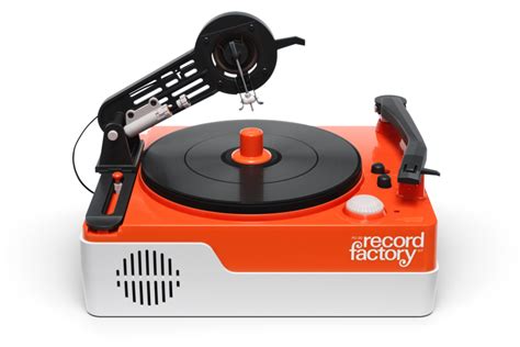 Este tocadiscos portátil te permite grabar en casa tus propios discos