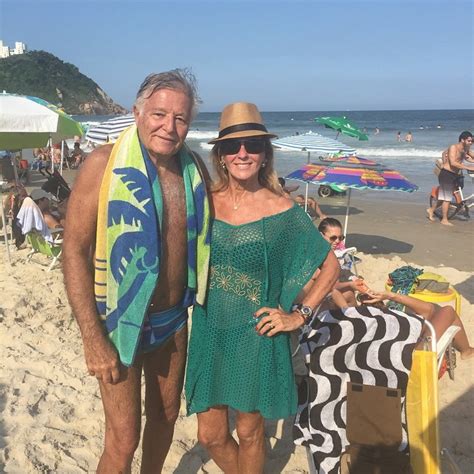 Aos Anos Hel Pinheiro Posa De Biqu Ni Ao Lado Do Marido Quem