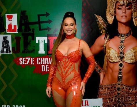 Paolla Oliveira Cai No Samba Na Quadra Da Grande Rio Festa Linda